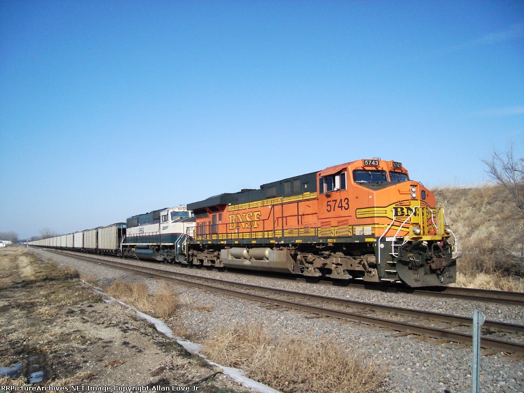 BNSF 5743 east